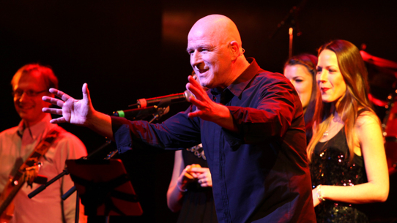 Alexander Goebel feiert mit roten Lippen Premiere