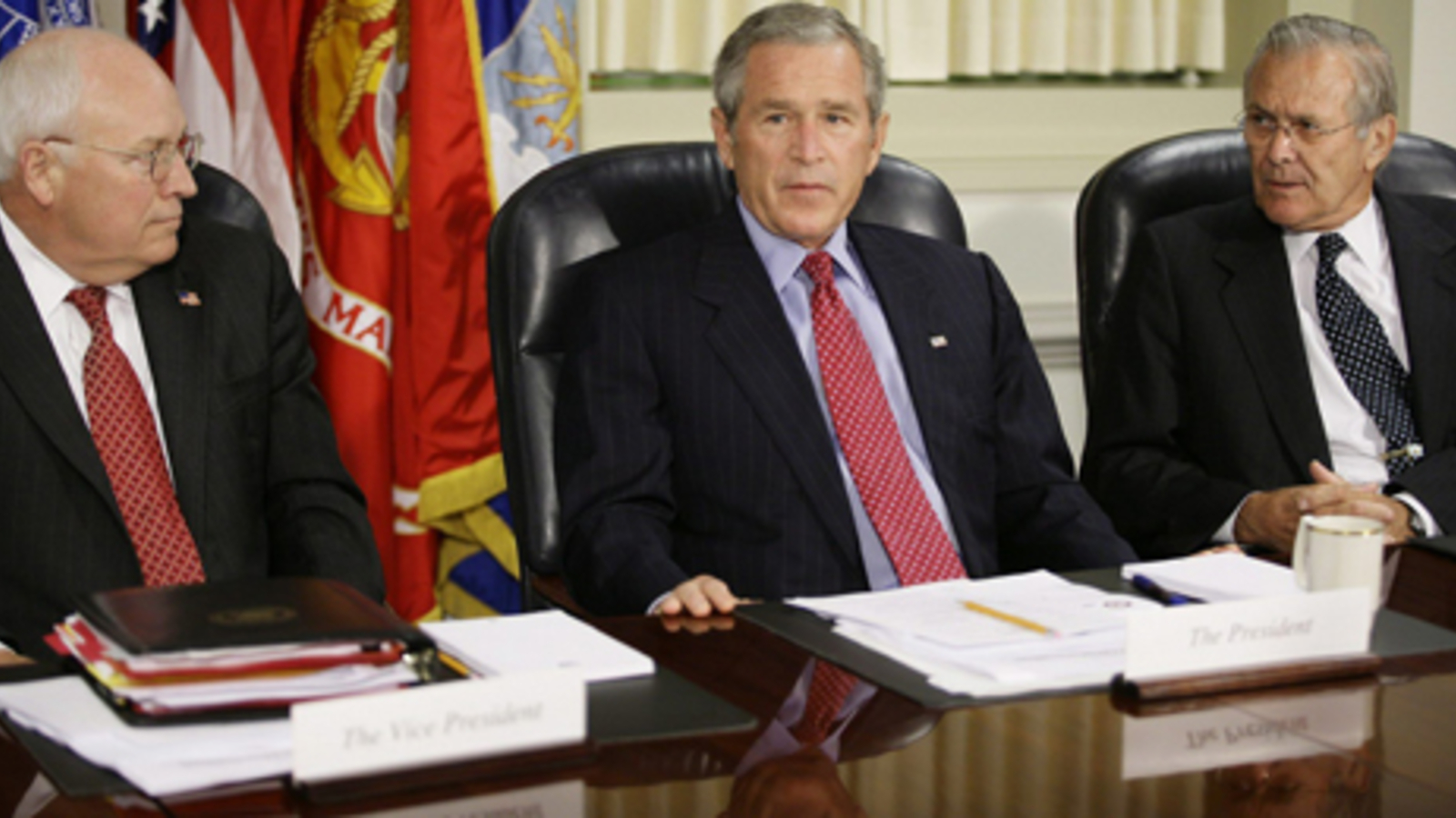 Bush stützt Rumsfeld und Cheney