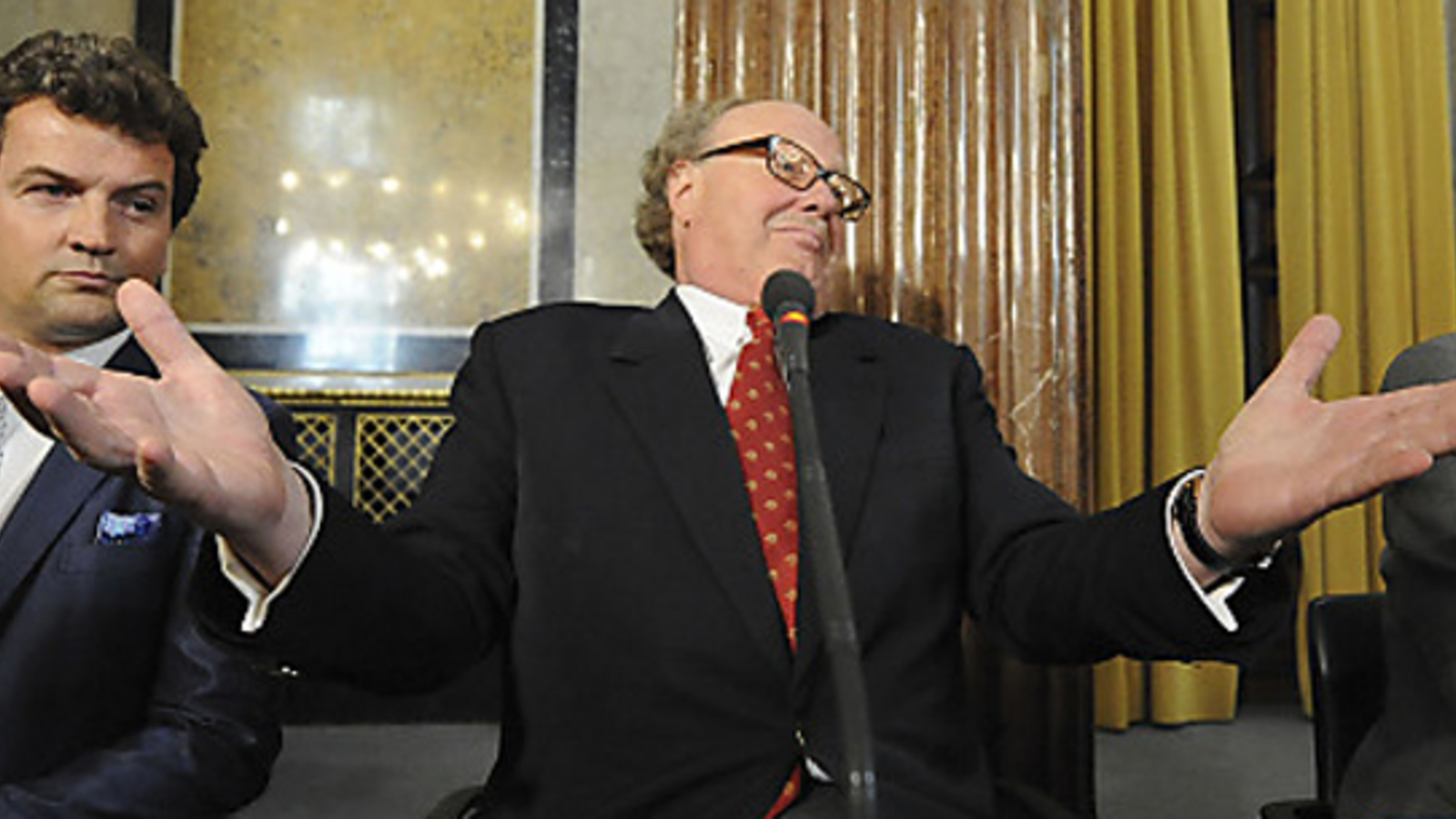 Graf Ali verhöhnt das Parlament