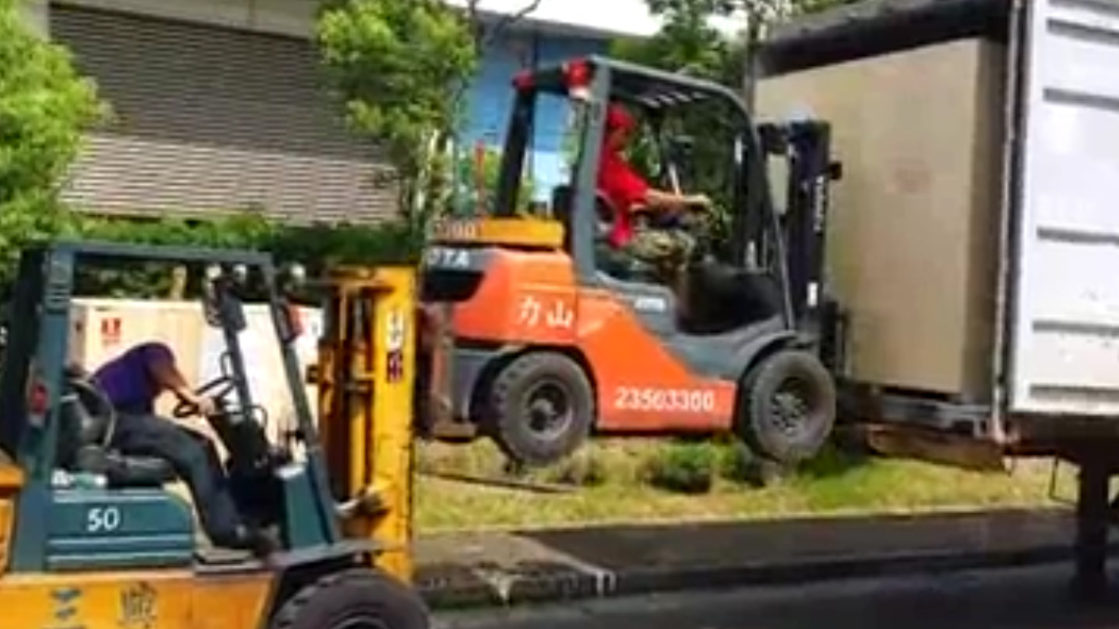 Gabelstapler hebt Gabelstapler - oe24.at