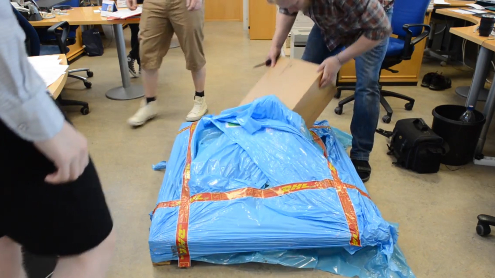 So verschwenderisch verpackt DHL Waren