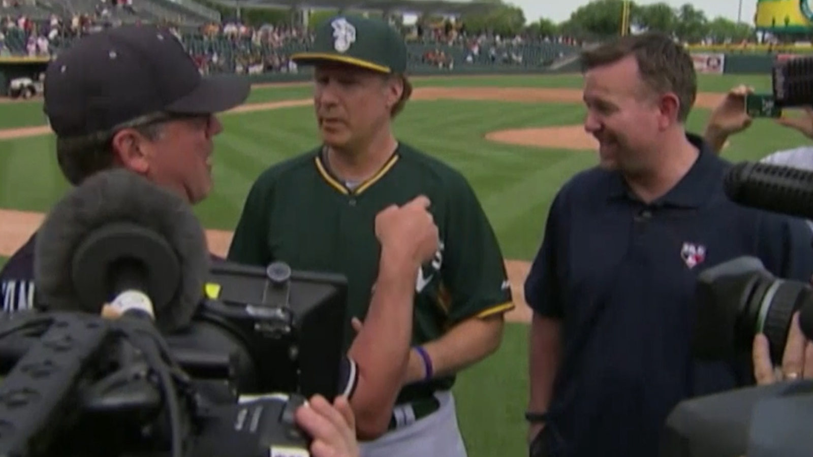 Will Ferrell spielt Baseball