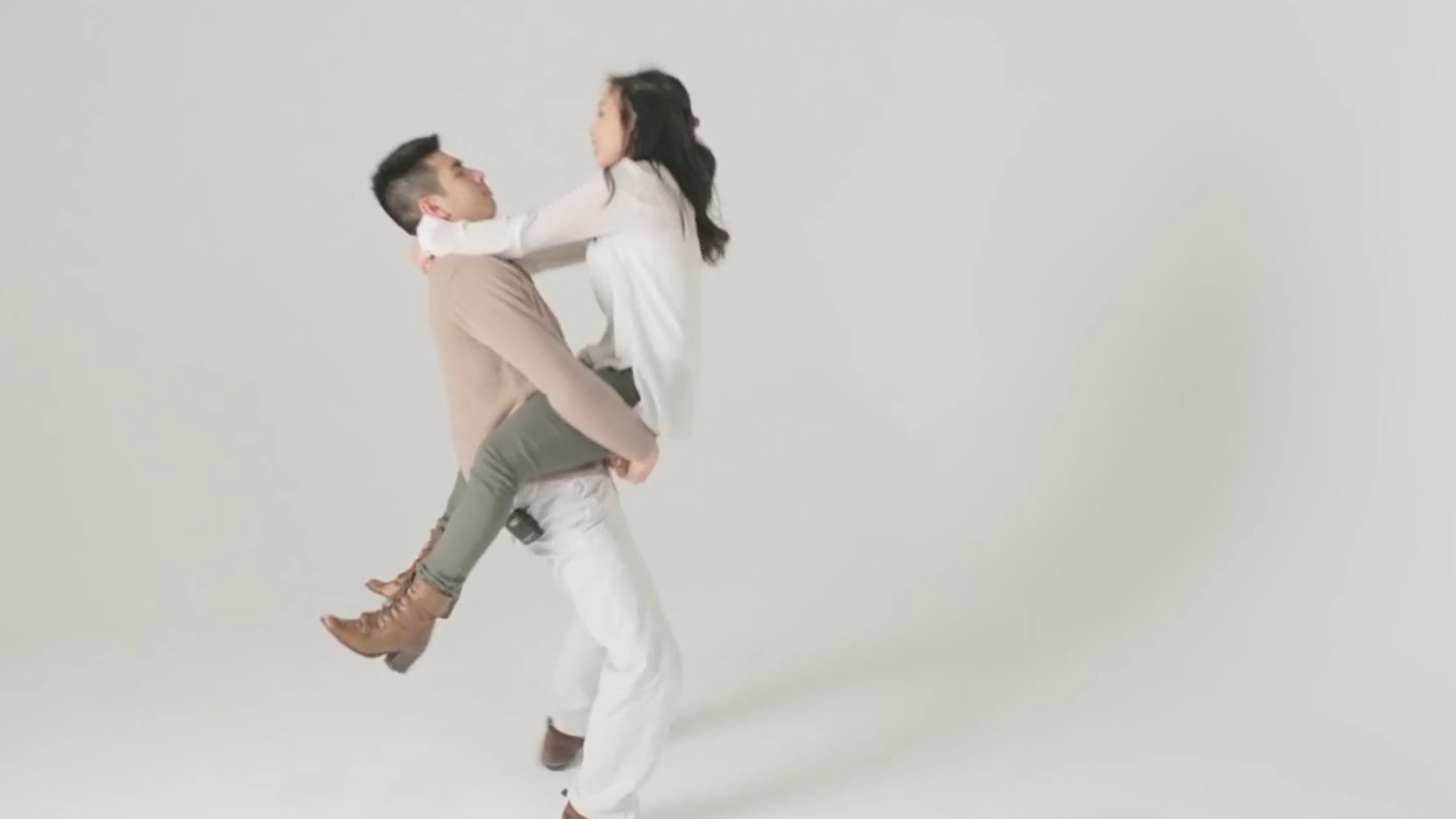 Paare müssen Sex-Positionen nachstellen