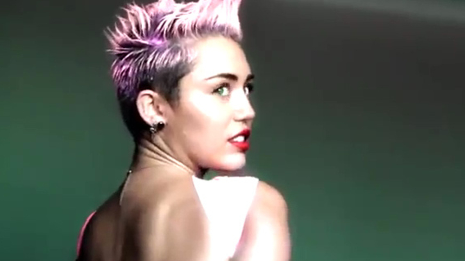 Miley Cyrus shooting für "V Magazine"
