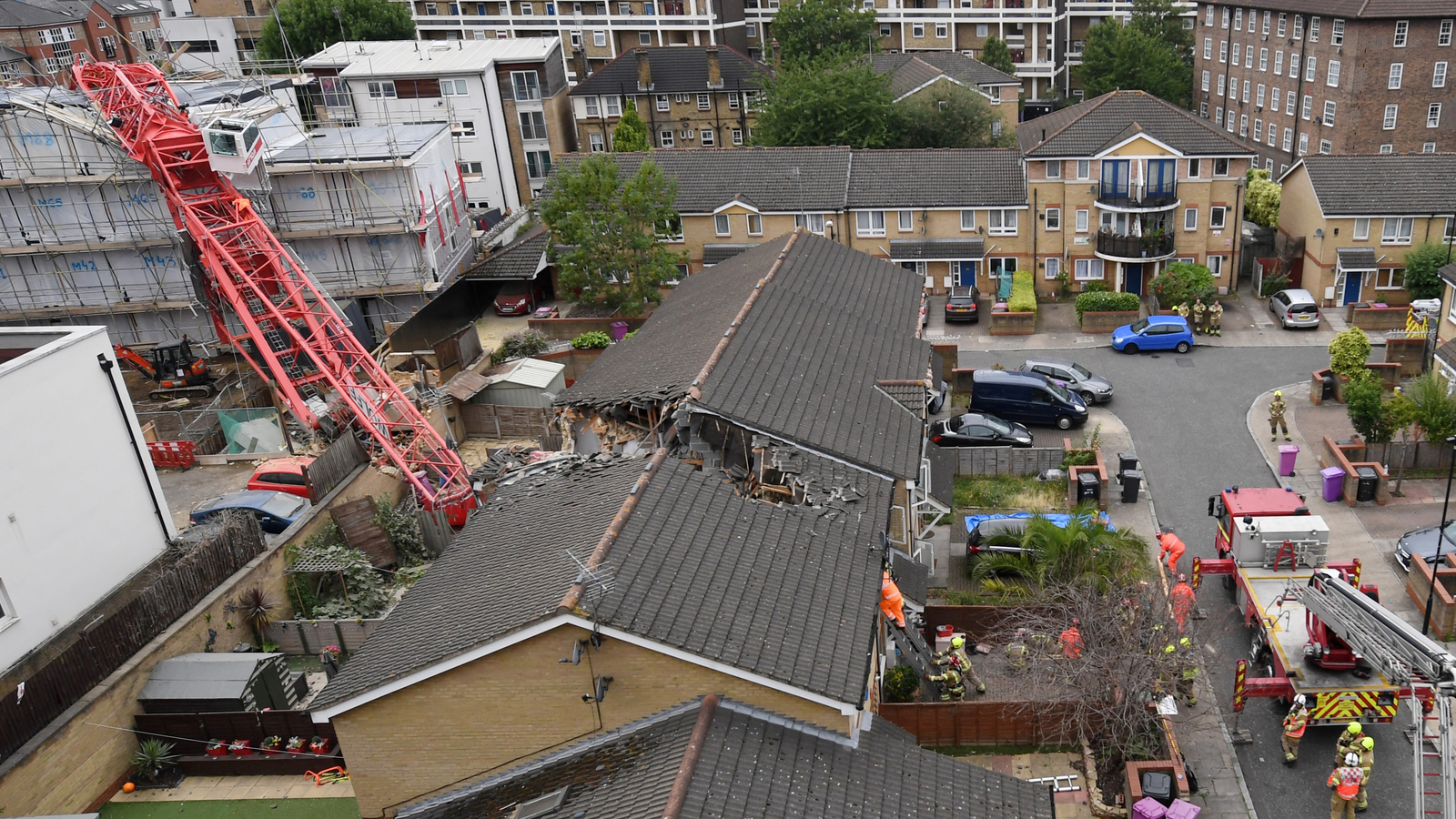 Kran stürzt in London auf Wohnhäuser: Ein Toter, mehrere Verletzte ...