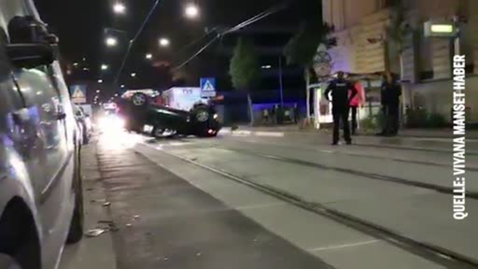 Auto-Unfall in Wien: Pkw bleibt auf Dach liegen Auto-Unfall in Wien: Pkw bleibt auf Dach liegen