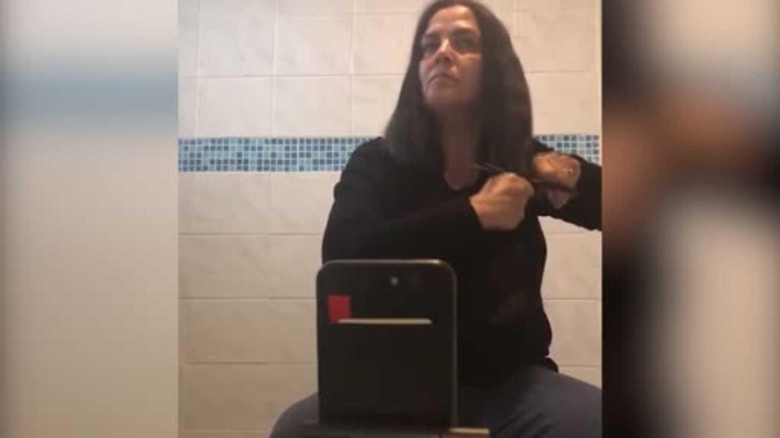 Tod von Mahsa Amini: Frauen schneiden sich aus Protest Haare ab - oe24.at Tod von Mahsa Amini: Frauen schneiden sich aus Protest Haare ab - oe24.at
