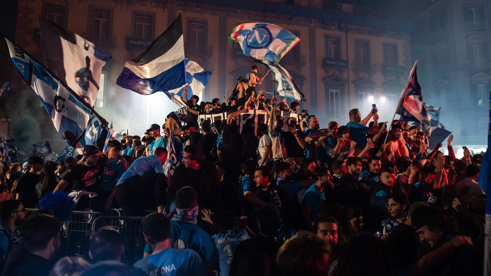 Eskalation bei Meisterfeier in Neapel: Ein Toter, Hunderte Verletzte ...