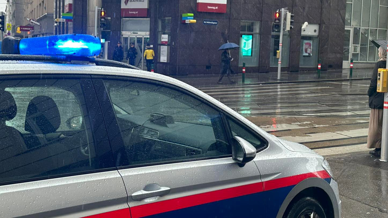 Bewaffneter Geldtransport-Überfall in Bank in Wien - oe24.at