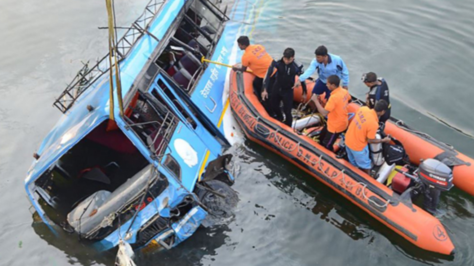 Bus stürzt von Brücke in Fluss – 42 Tote