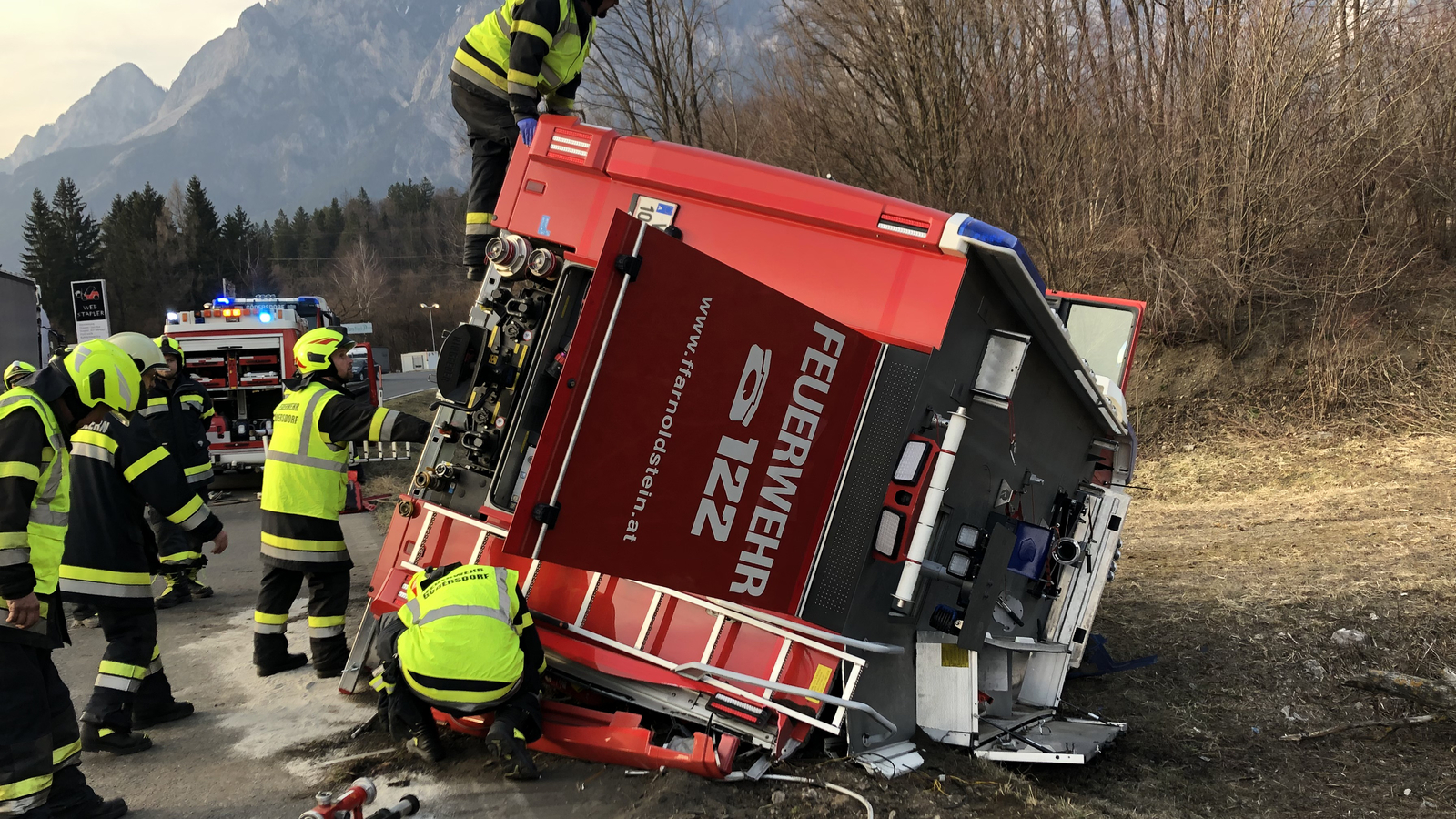 Unfall mit 18 Tonnen schwerem Feuerwehrauto