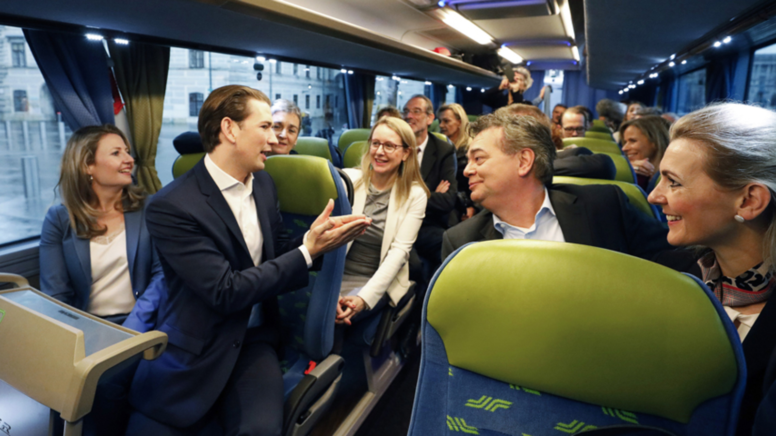 Klassenfahrt mit Bus zur Regierungsklausur