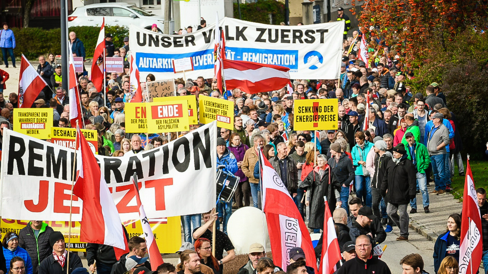 Demo gegen Zeltquartier für Flüchtlinge - oe24.at