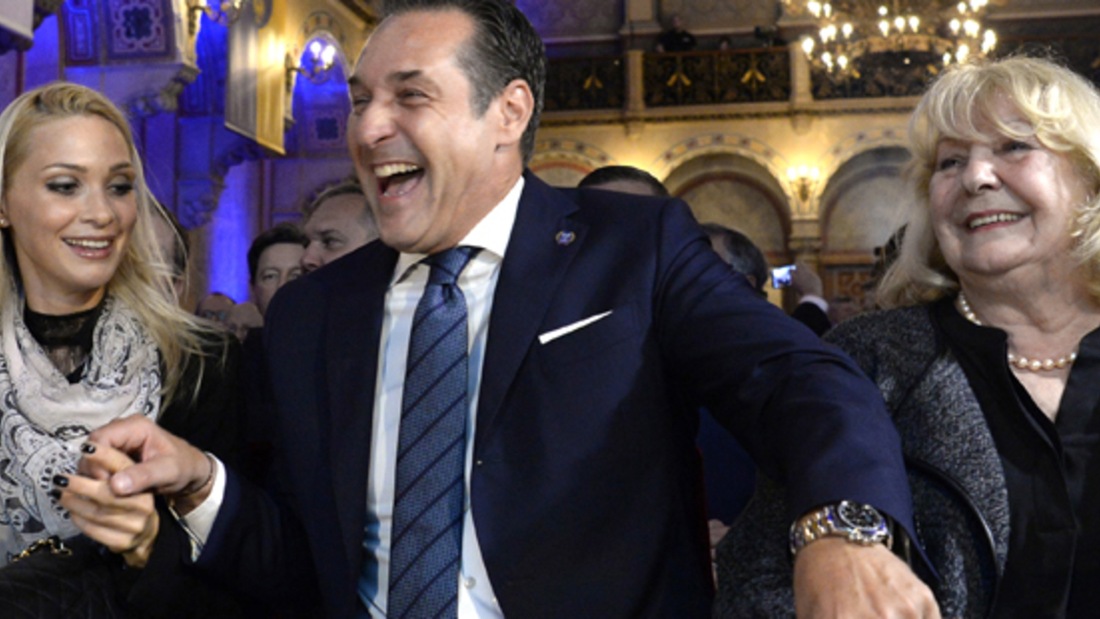 Strache feiert mit Mama und neuer Liebe