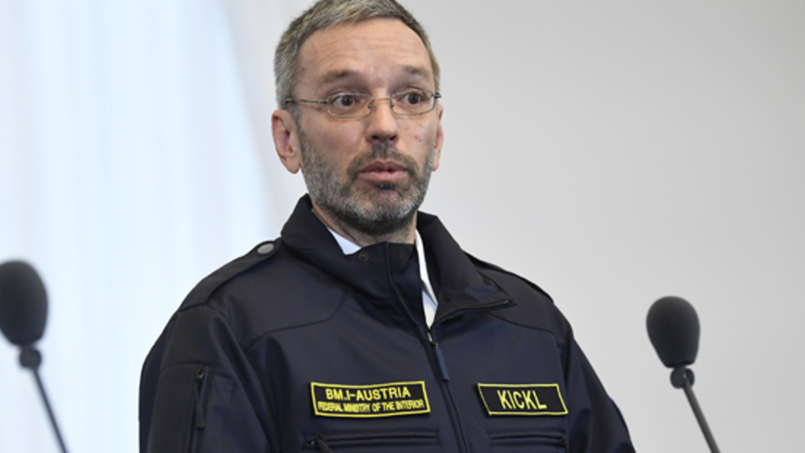 Kickl: Auftritt in 'Polizei-Uniform' - oe24.at