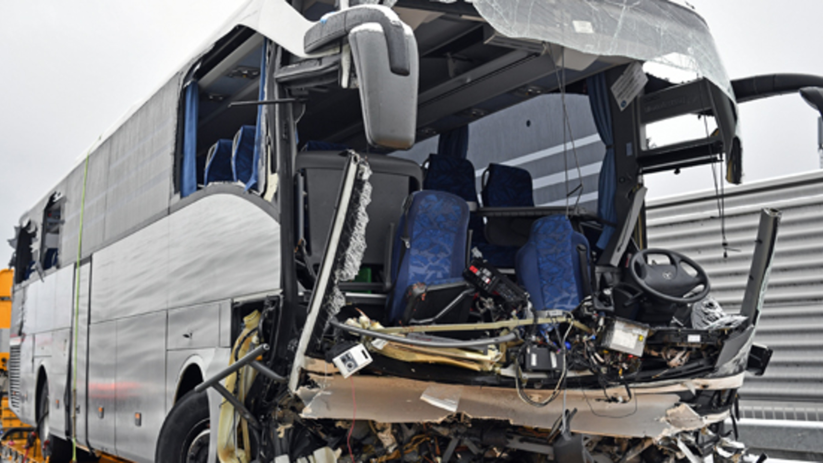 Eine Tote und 44 Verletzte bei Flixbus-Unfall