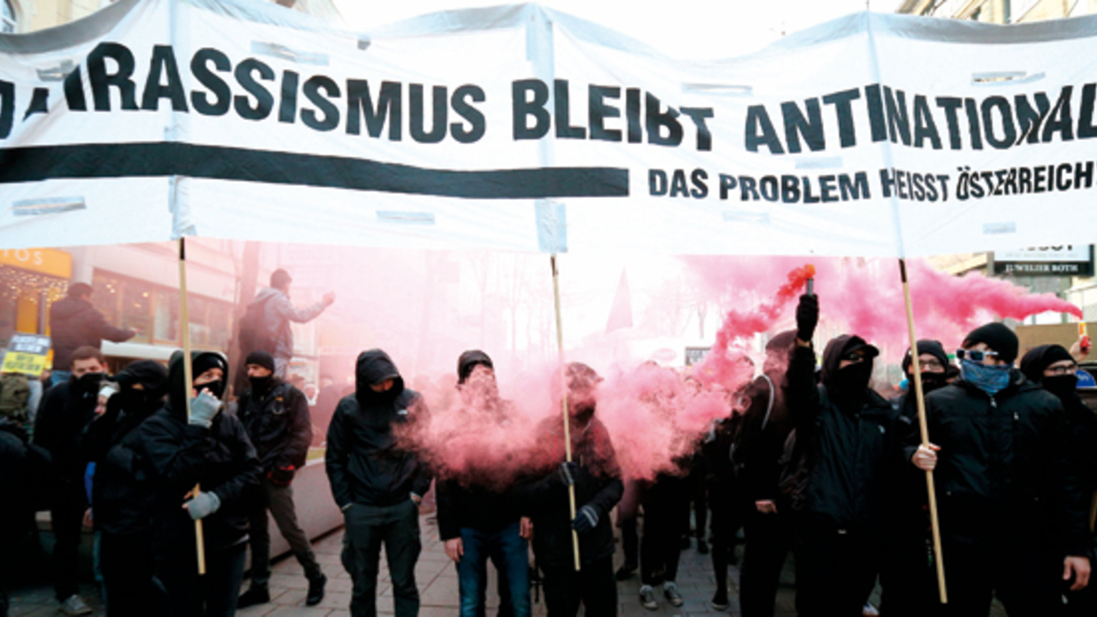 "Schwarzer Block" griff auf MaHü Flüchtlinge an