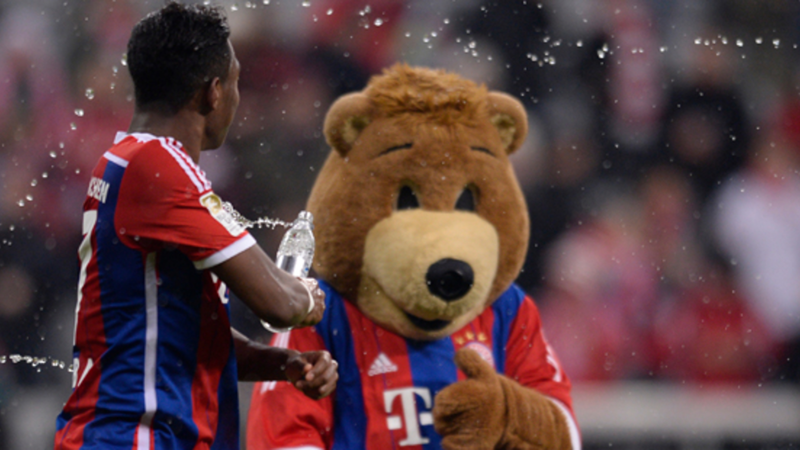 Bayern-Maskottchen gratuliert Alaba