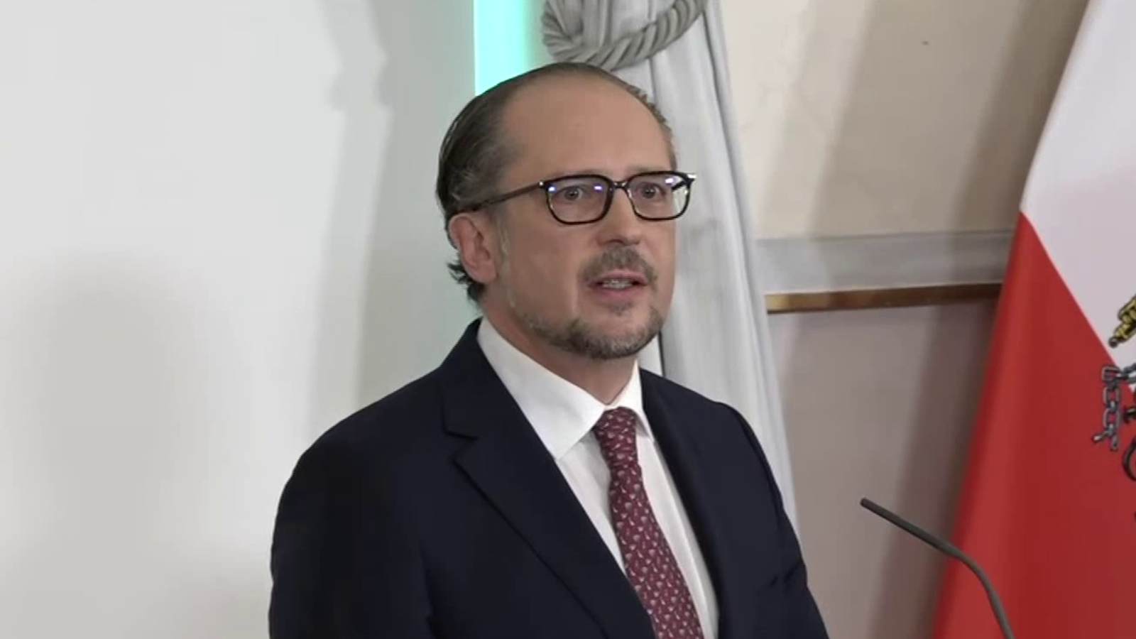 Kanzler Schallenberg präsentiert sich dem Nationalrat - oe24.at