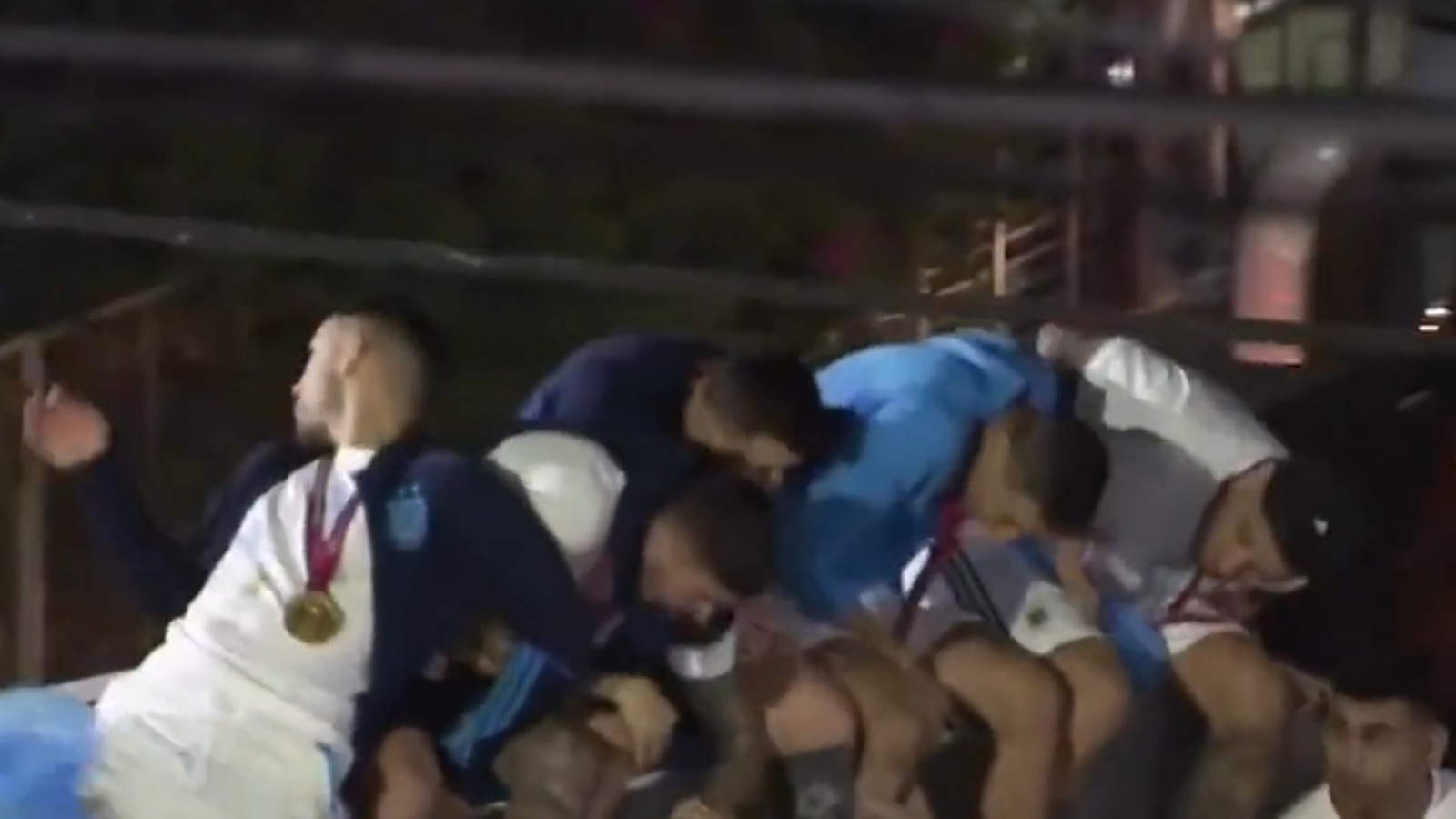 Lebensgefährlich: WM-Helden fielen bei Siegesfeier beinahe von Bus