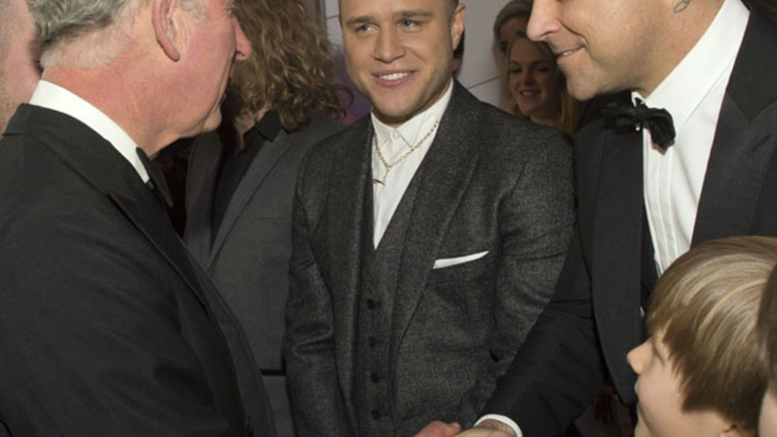 Prinz Charles darf Robbie & Co. die Hand schütteln