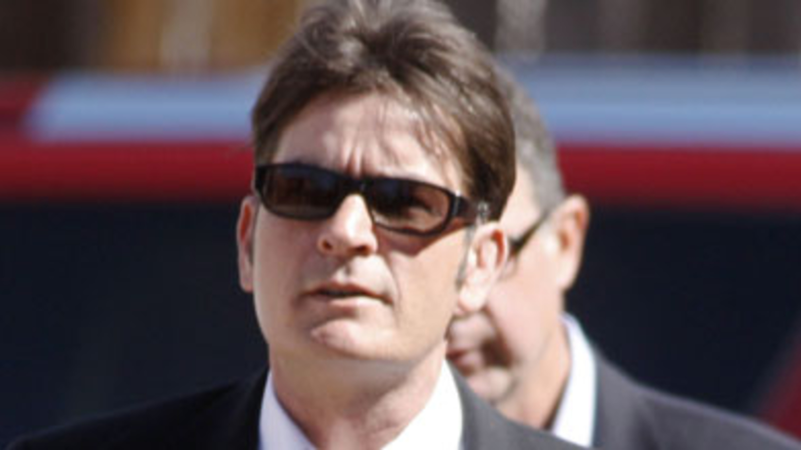 Charlie Sheen - 30 Tage Gefängnis - Streit Frau Brooke Gewatl Messer ...