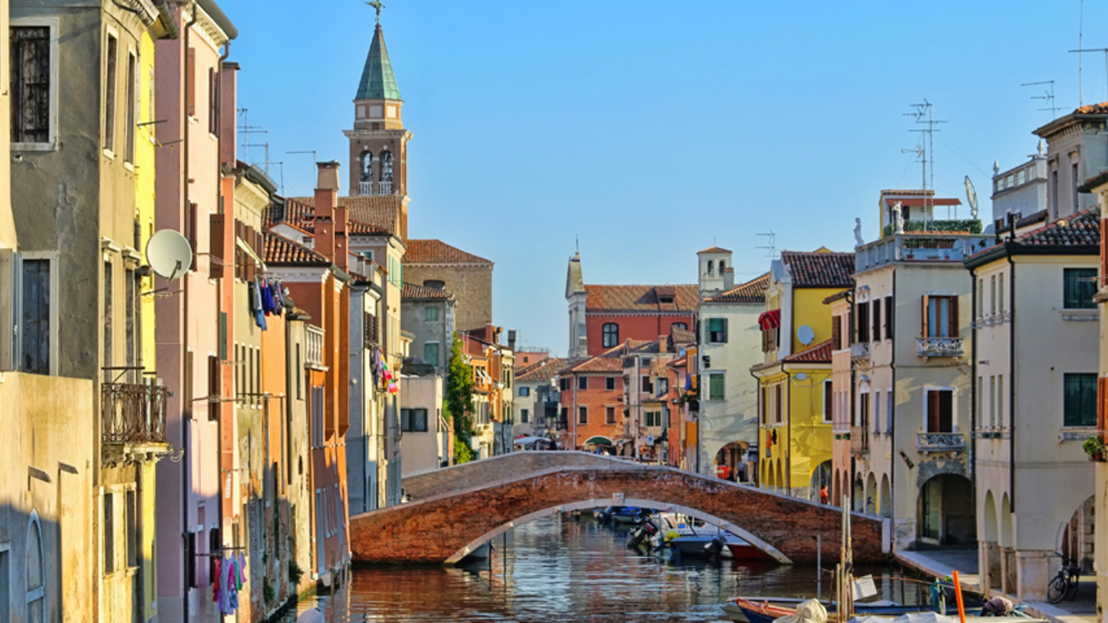 Knallhart-Regeln in Italien: Oben-Ohne-Verbot in Chioggia gilt auch für Männer - oe24.at