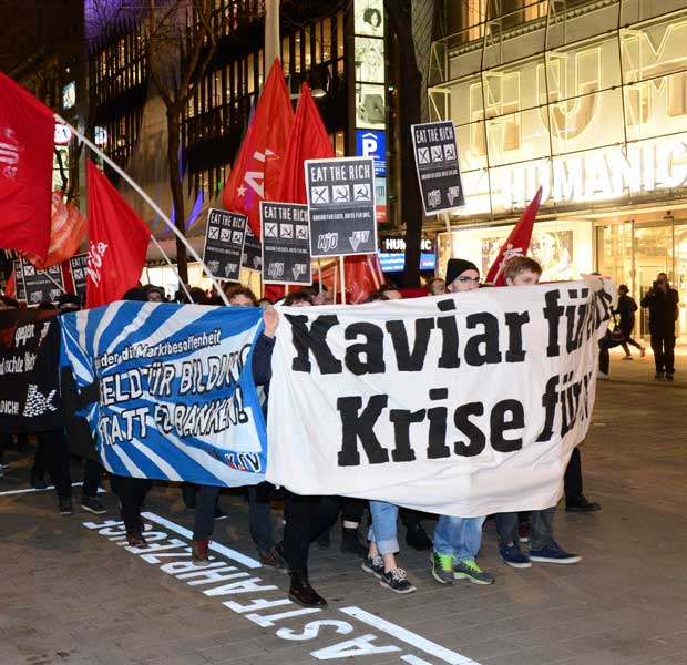 Feuer-Bengalos brennen auf Opernballdemo - oe24.at