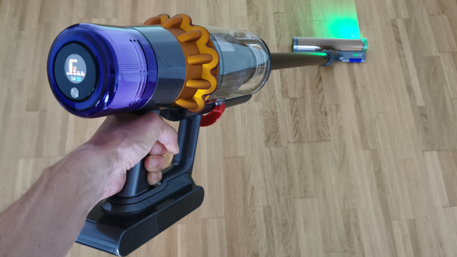 Dyson V15 Detect im Test: Laser-Technologie macht dem Staub den Garaus