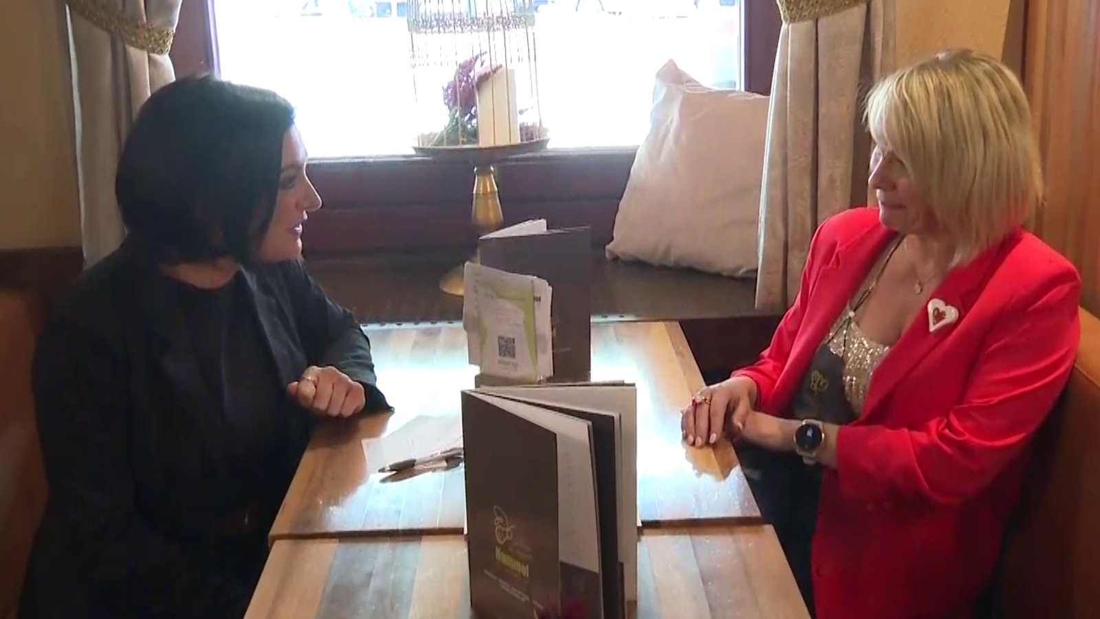 Elisabeth Köstinger beim Lokalaugenschein im Cafe Hummel