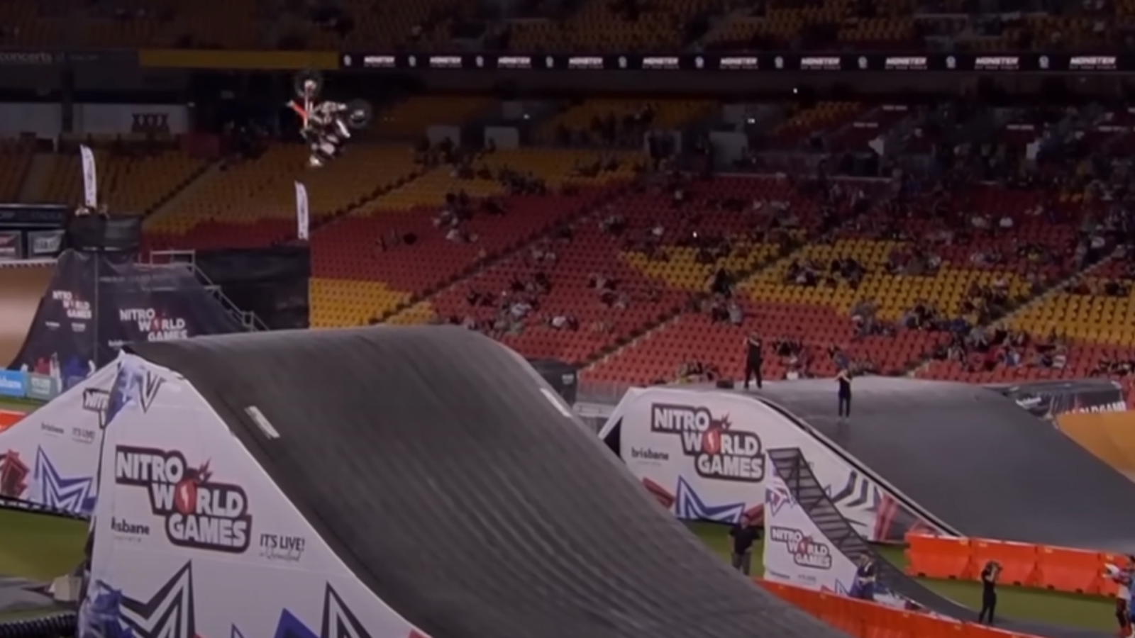 Erster Triple-Backflip auf Motocross gelandet