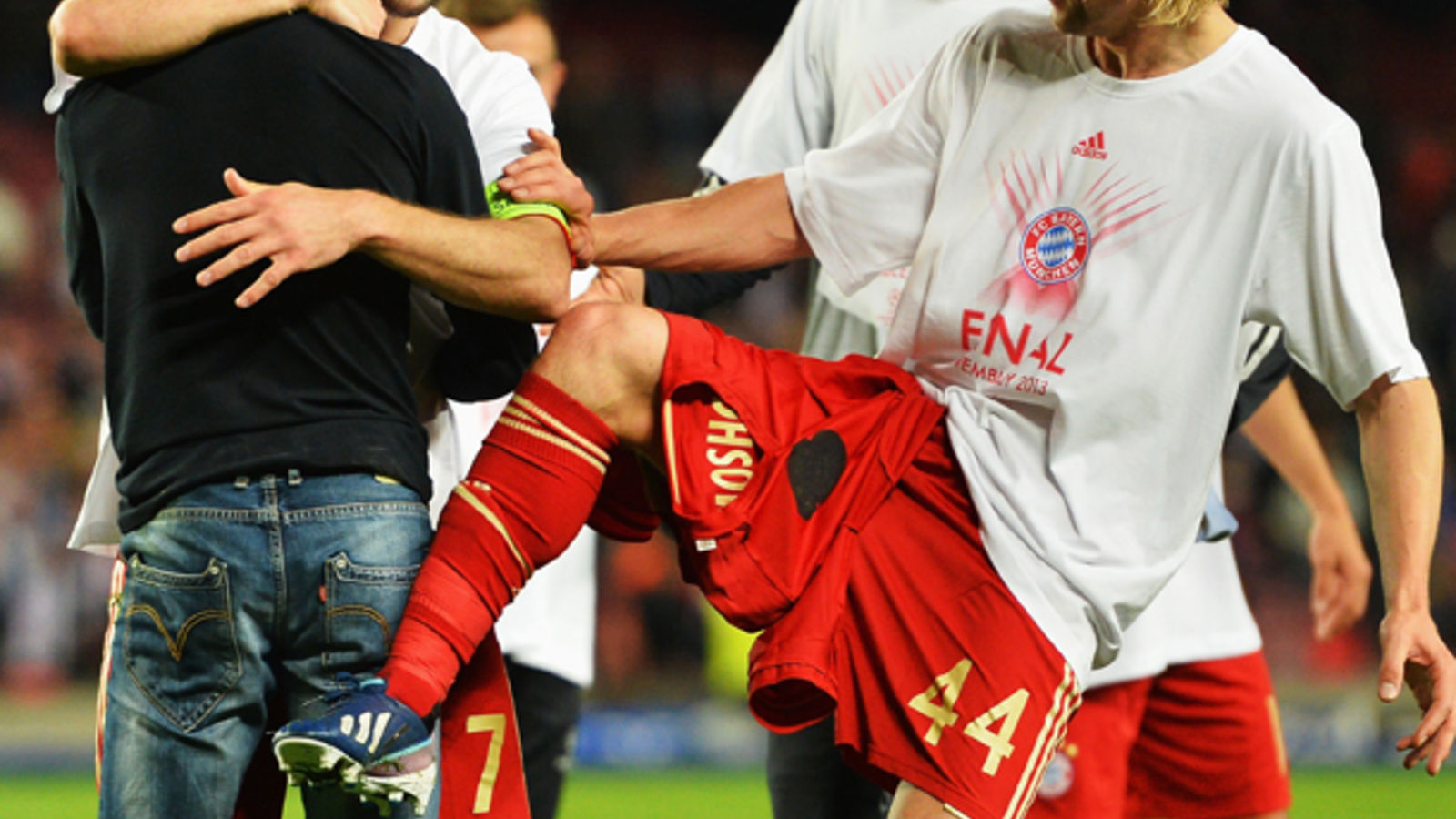 Hier feiert der Flitzer mit den Bayern