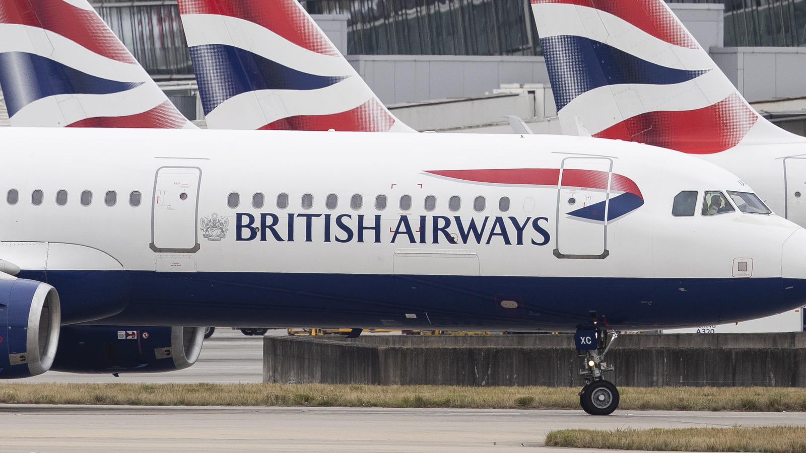 Flug verzögert: Passagier macht großes Geschäft mitten am Gang