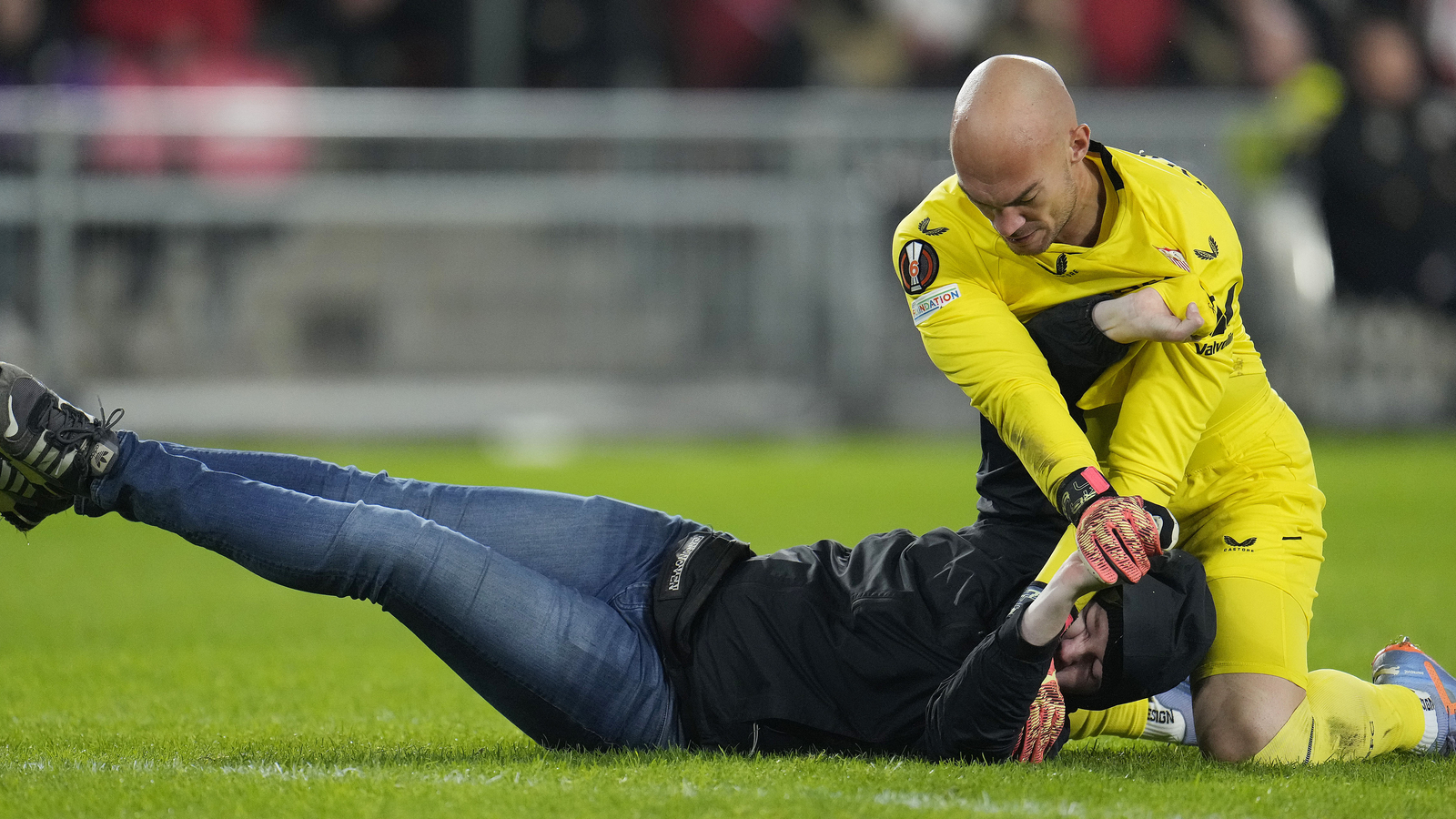 PSV-Anhänger nach Attacke auf Sevilla-Goalie in Haft