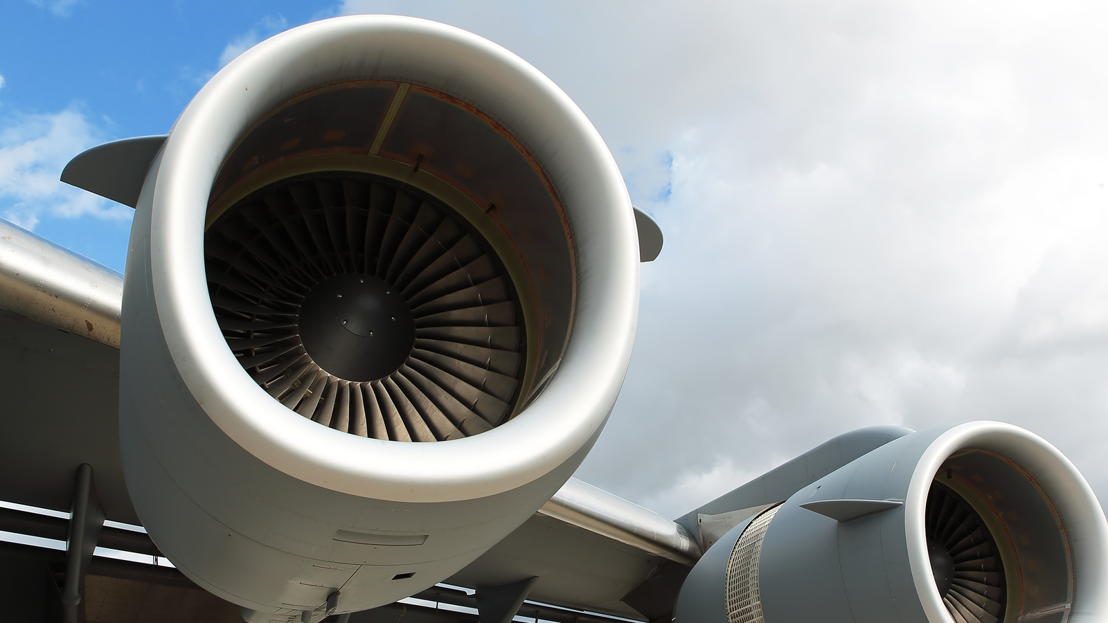 Flughafen-Angestellter von Triebwerk eingesaugt und getötet - oe24.at