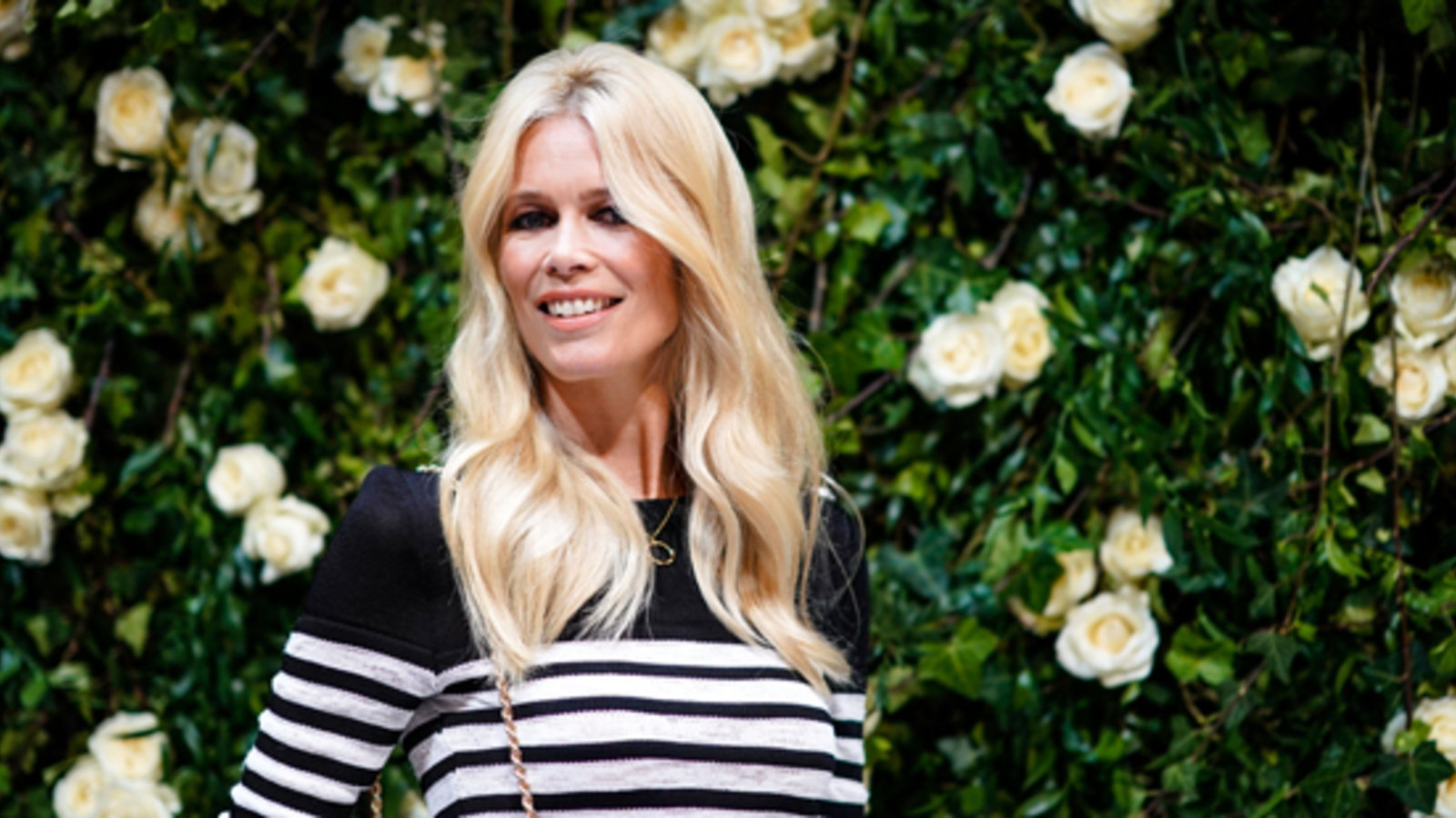 Freizügig Auf Instagram Claudia Schiffer Lässt Alle Hüllen Fallen Oe24at