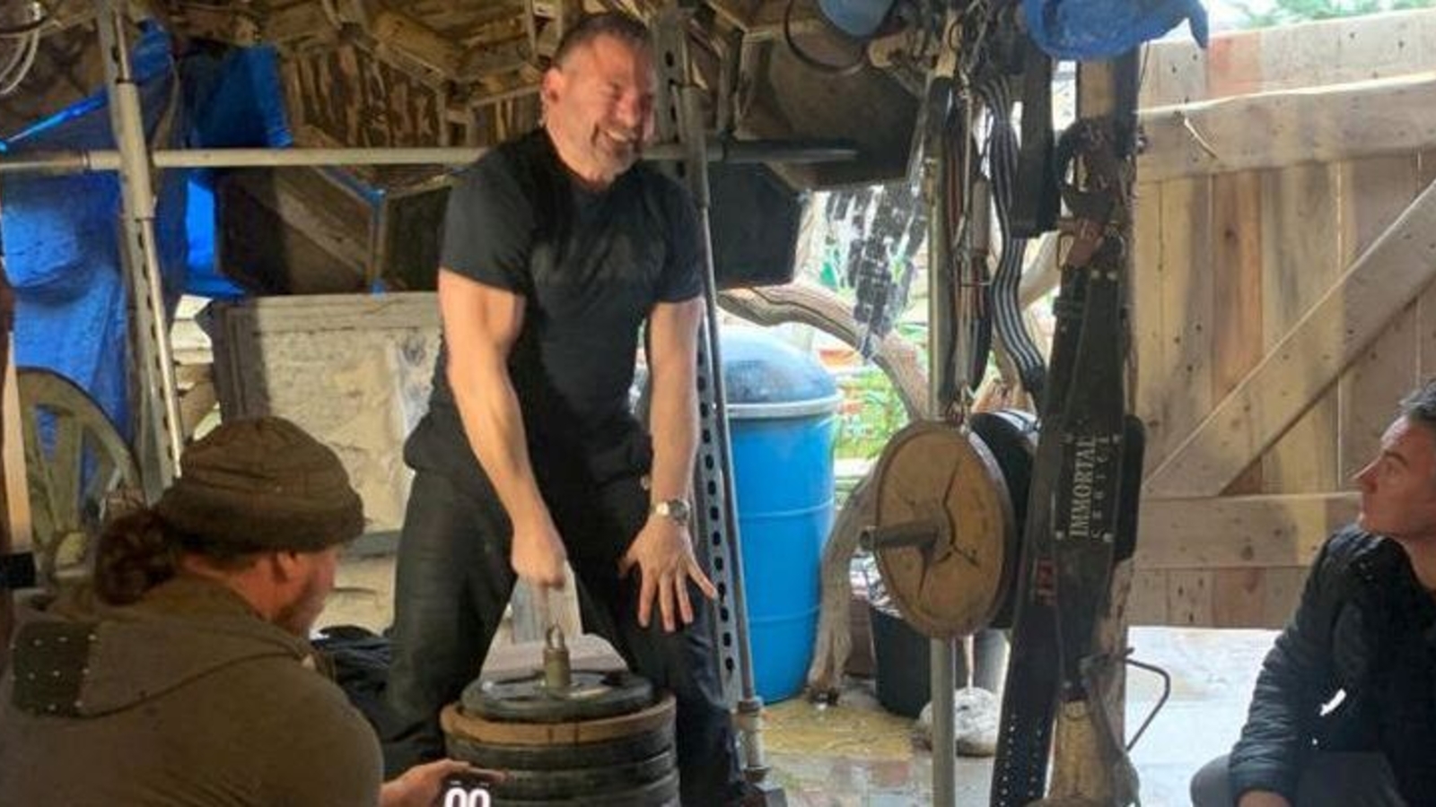 Dieser Mann hebt 130 Kilo mit einem Finger