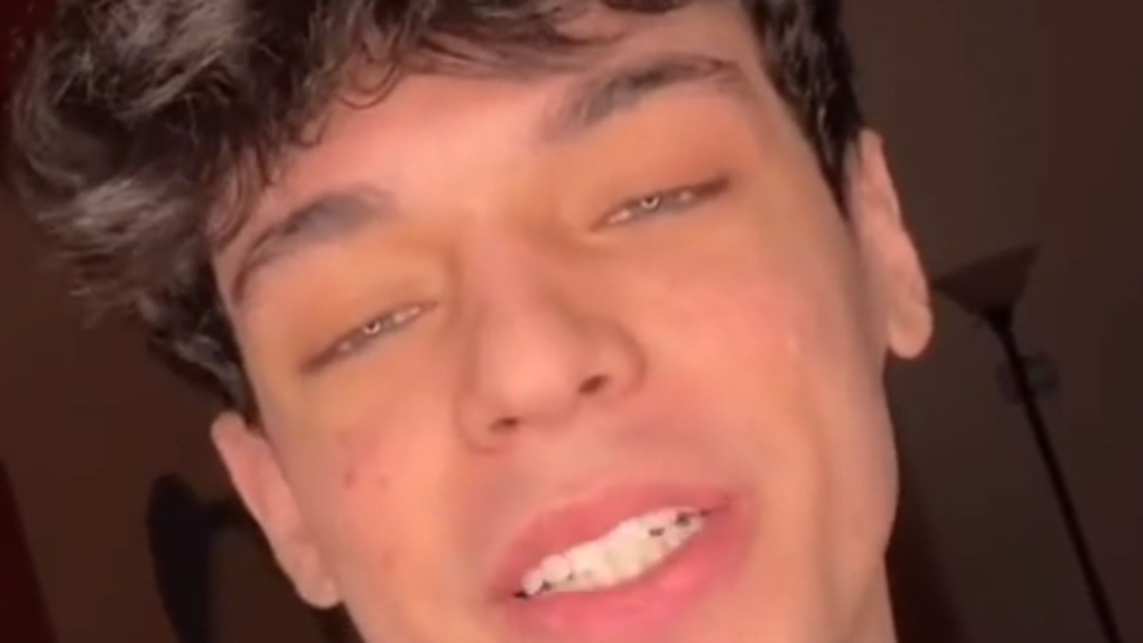 Jacob Pina zeigt seinen E.T-Finger