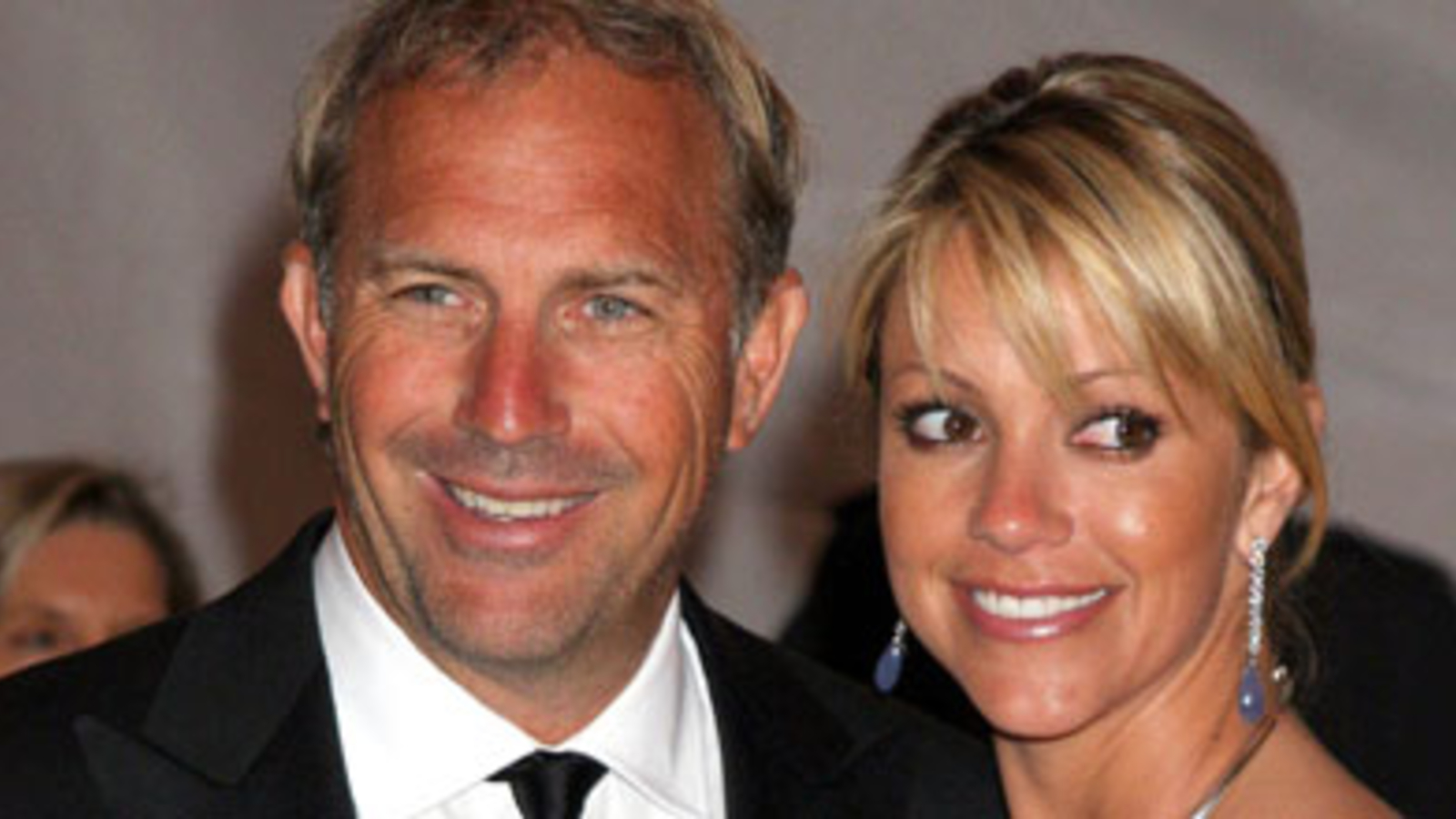 Kevin Costner ist schon wieder Papa Grace Avery