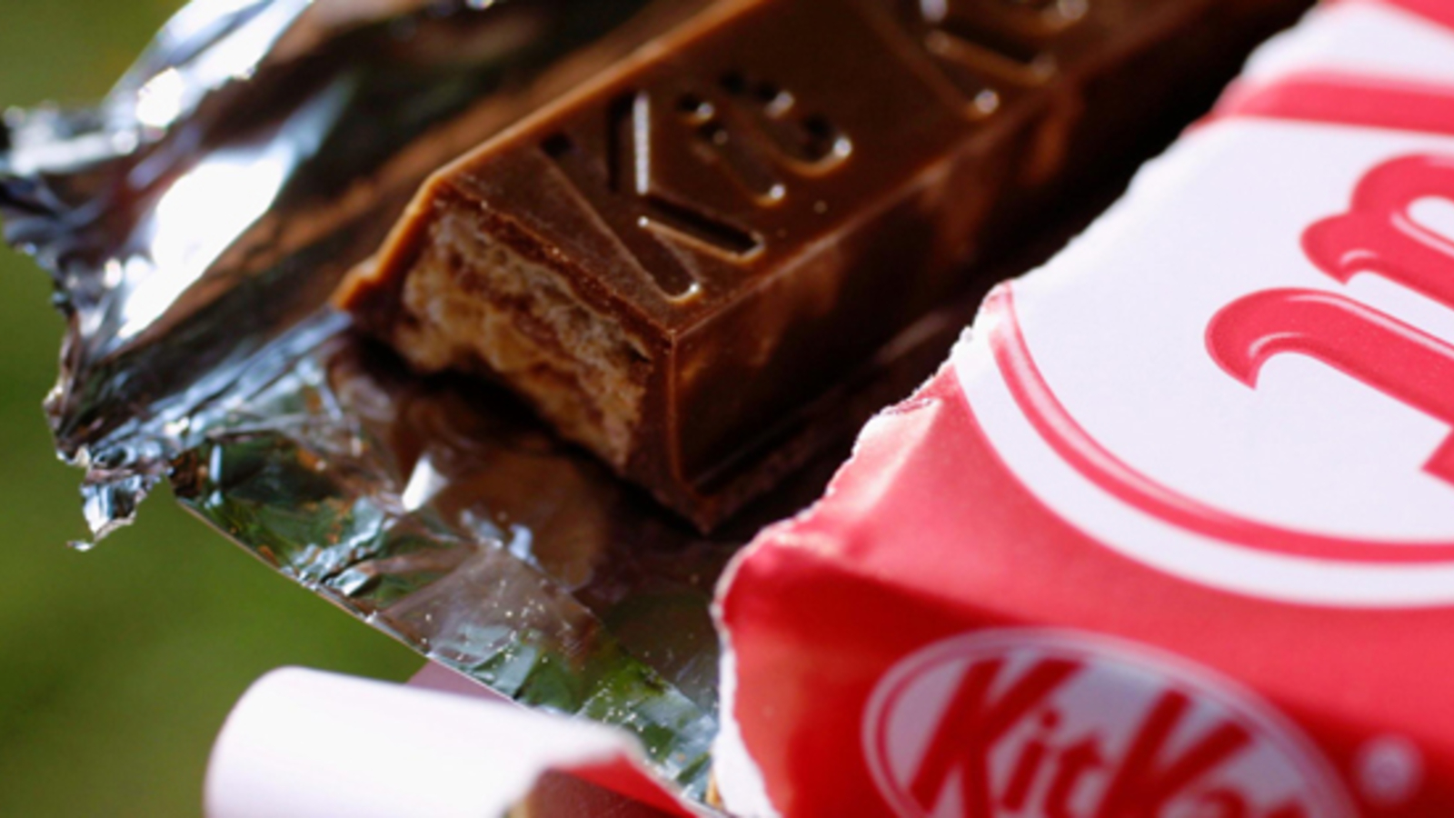 Dieb stiehlt Kit Kat aus fremdem Auto