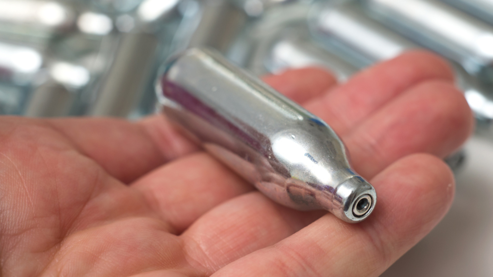 Experten warnen vor Lachgas-Epidemie unter Jugendlichen - oe24.at