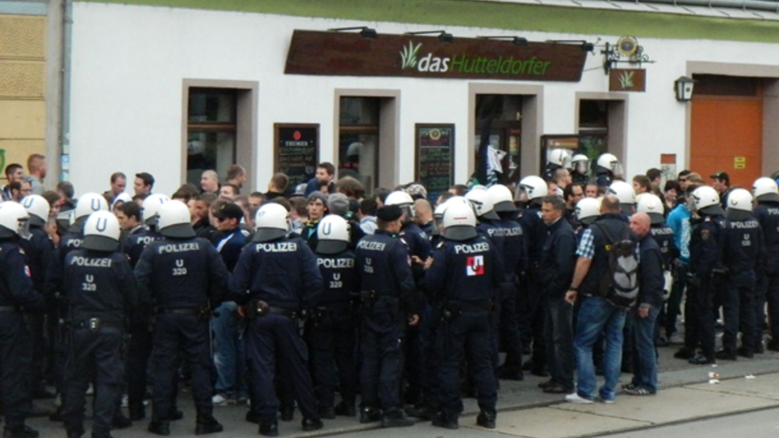 Polizei-Großaufgebot bei Rapid-Innsbruck - oe24.at