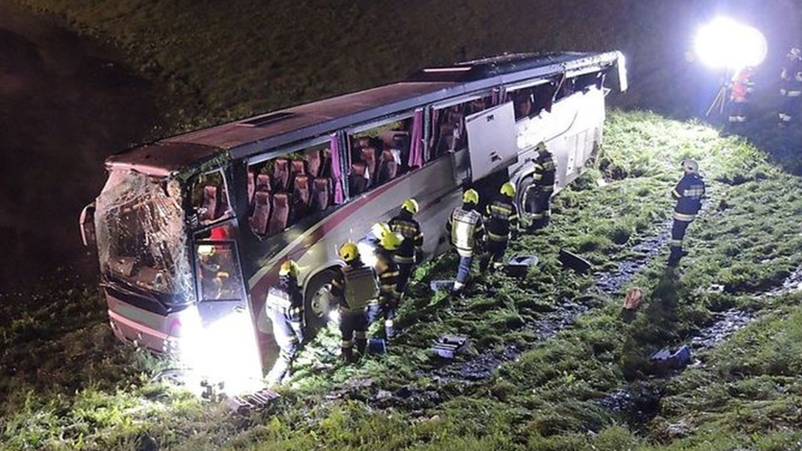 Reisebus überschlägt sich – mehrere Verletzte