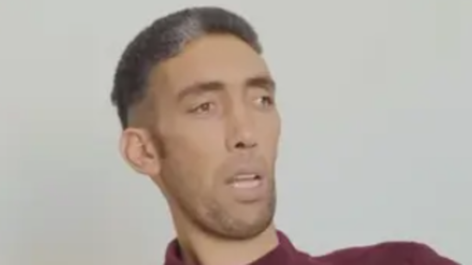 Größter Mann der Welt hatte Angst auf kleinste Person der Welt zu steigen