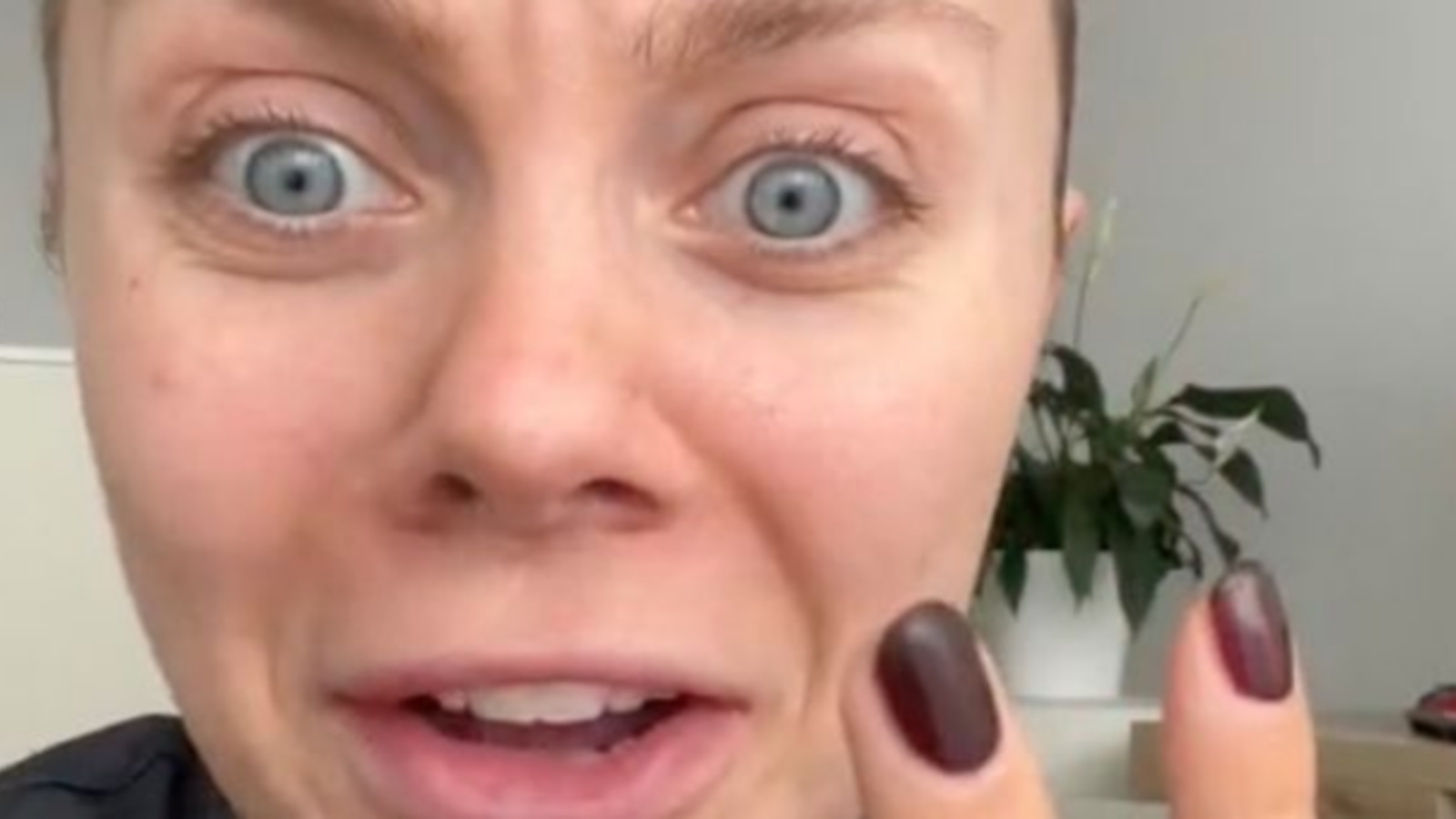 Keine gute Idee: Frau drückt Pickel nach 1,5 Jahren aus