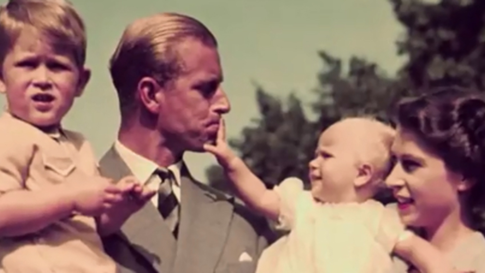 Palast veröffentlicht rührendes Video der Queen - oe24.at