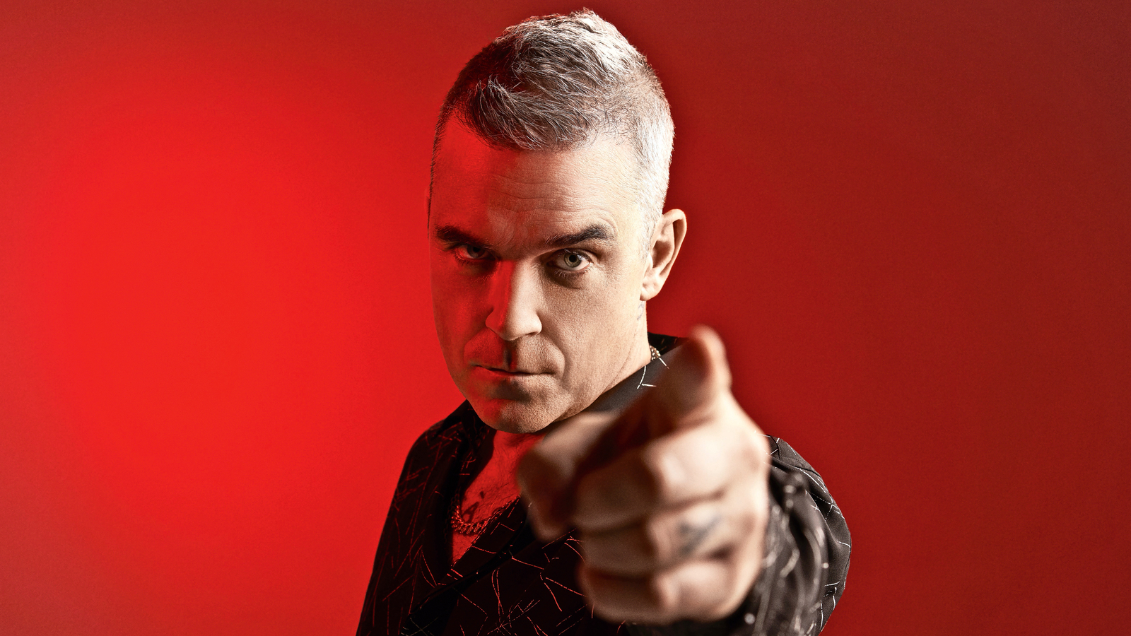 Robbie takes off as a DJ on Ibiza - Celebrity Gossip News