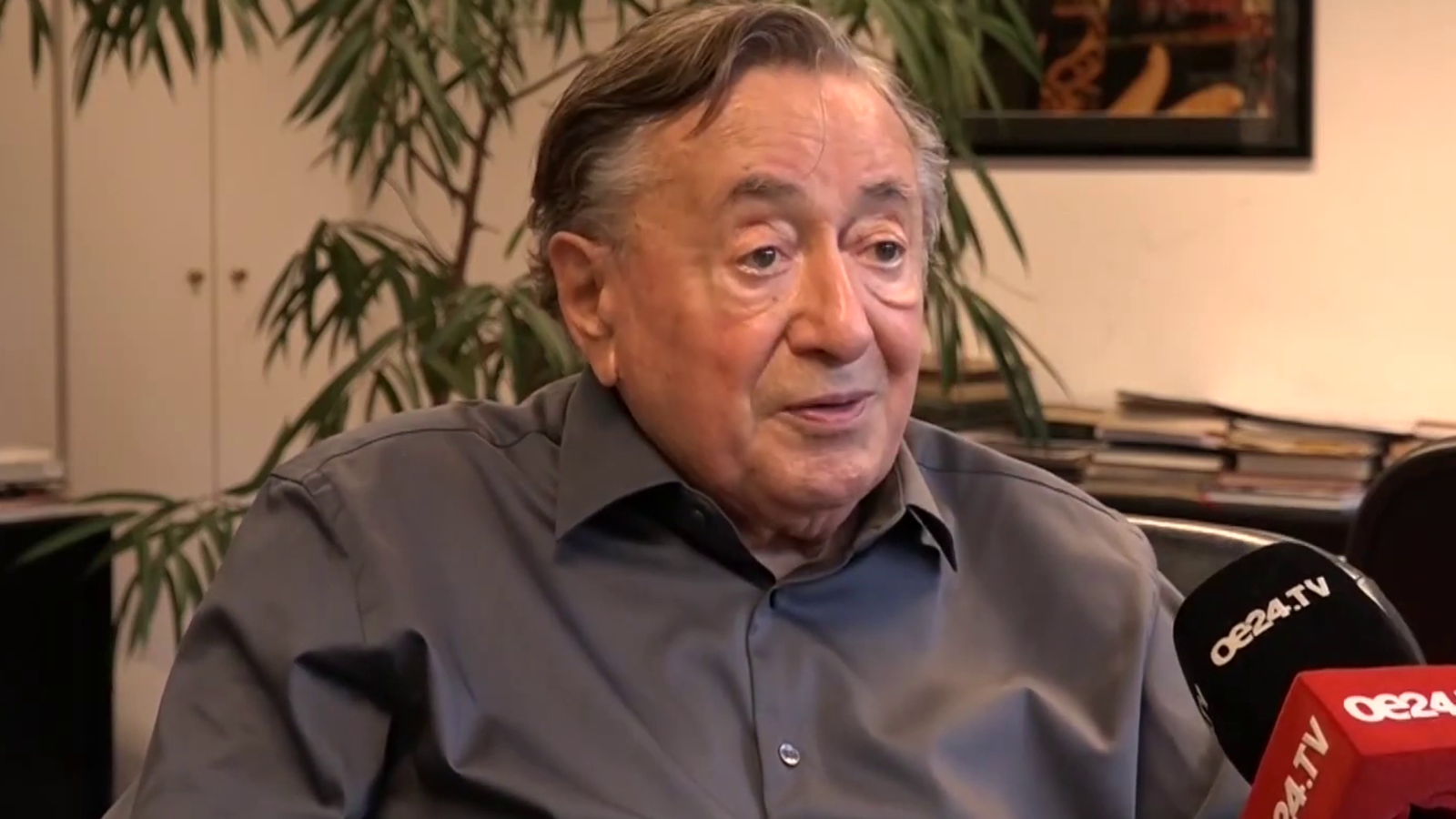 Richard Lugner auf Höhenflug mit seinem "Täubchen" - oe24.at