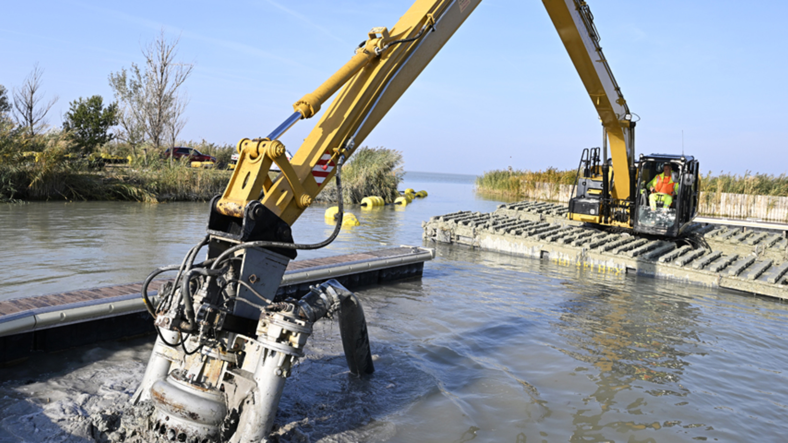 Bagger saugen Schlamm aus Häfen am Neusiedler See - oe24.at