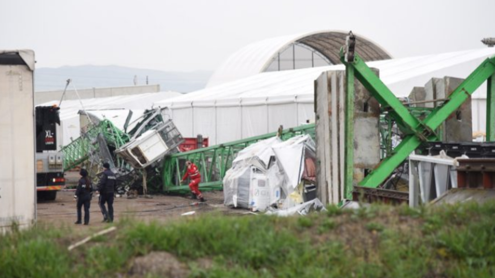 Kran stürzt auf Lkw in Münchendorf – Fahrer tot - oe24.at